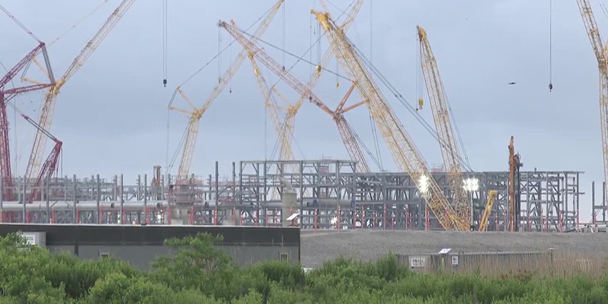 3 workers killed, 2 others hurt, in scaffolding collapse at massive ... 3 workers killed, 2 others hurt, in scaffolding collapse at massive ...